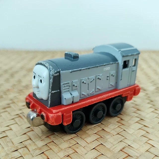THOMAS THE TANK Engine Dennis Die Cast Mattel 2010 magnétique EUR 5,66 ...
