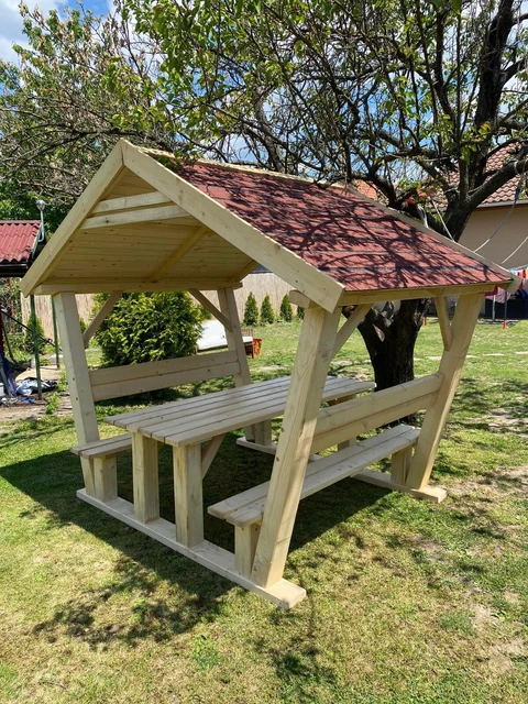 Berdachte Sitzgruppe Holz