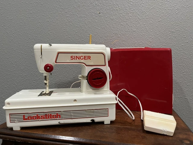 VINTAGE CHILDS SINGER Lockstitch Sewing Machine with Carrying Case £21. ...