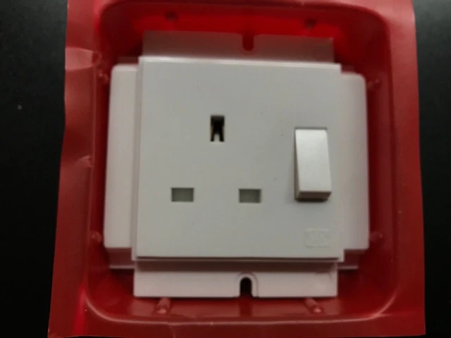 MK ELECTRIC POWERLINK PVC Busbar Trunking Switched Socket Dado 1951 WHI ...