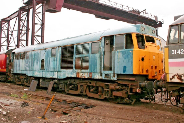 CLASS 31 NO 31427 in blue rip at booths rotherham 1 £1.20 - PicClick UK