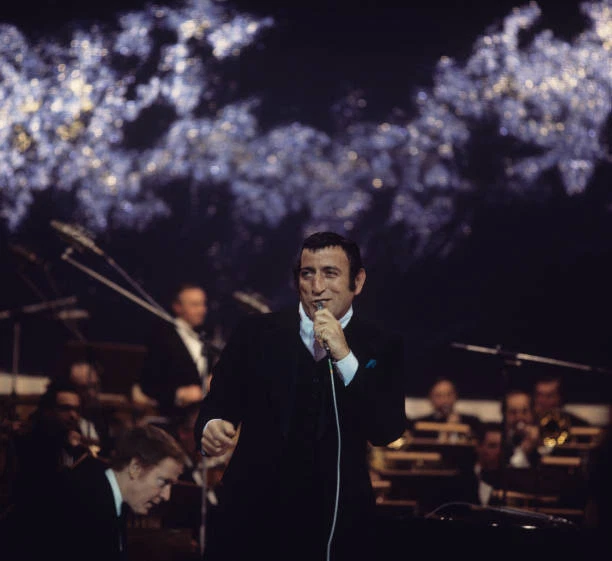AMERICAN SINGER TONY Bennett Performs On Stage 1972 Old Music Photo 1 ...