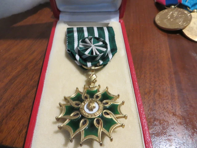 BEL OFFICIER DE L'ORDRE DES ARTS ET LETTRES en ecrin EUR 11,50 ...