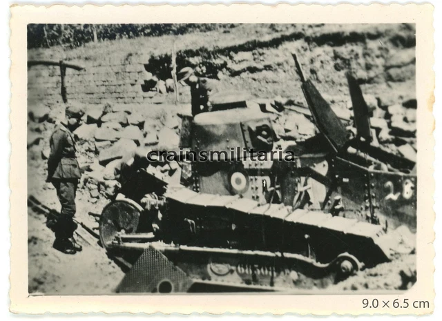 ORIG. FOTO FRANZ. Beute Panzer Renault FT-17 Tank in zerstörtes ...