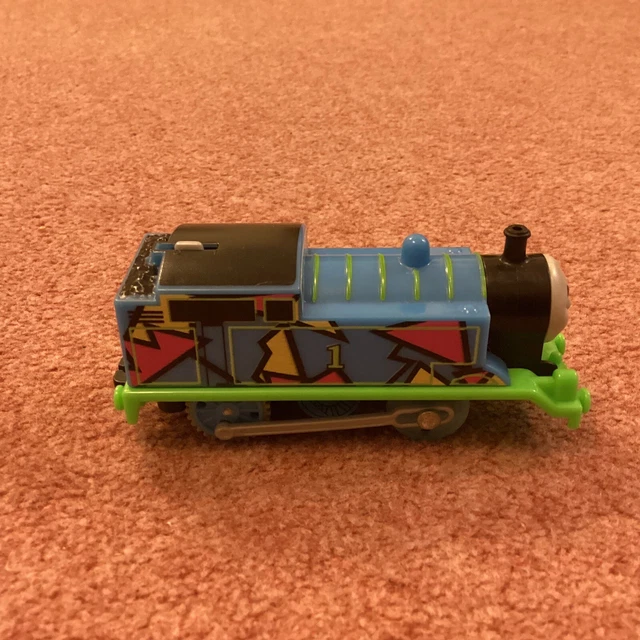 THOMAS THE TANK engine hyperglow trackmaster battery train with lights ...