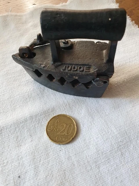 ANCIEN PETIT FER à Repasser en FONTE poignée bois Presse papier ...