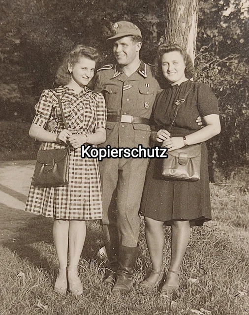 FOTO: EIN TAPFERER Soldat mit zwei hübschen Frauen, Besatzung,Uniform 2 ...