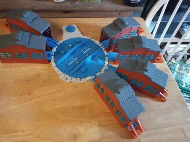 THOMAS AND FRIENDS Trackmaster Tomy Engine Sheds with turntable £12.99 ...