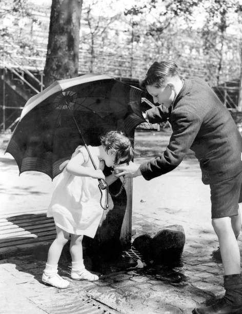 ASTON VILLA CAPTAIN Vic Crowe points something out to team memb- 1962 ...