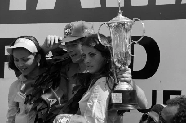 BARRY SHEENE HOLDS his trophy on the podium Motorcycle Racing 1977 Old Photo EUR 7,26 - PicClick FR
