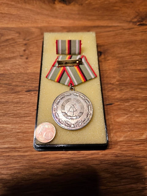DDR MEDAILLE ORDEN in Silber "Für hervorragende Verdienste" NVA inkl ...