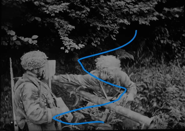 REPRO FOTO VORMARSCH der Fallschirmjäger mit Panzerschreck in der Hecke ...