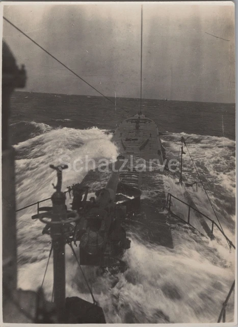 FOTO, KAISERLICHE MARINE, Blick auf ein U-Boot in voller Fahrt (MJ-191 ...
