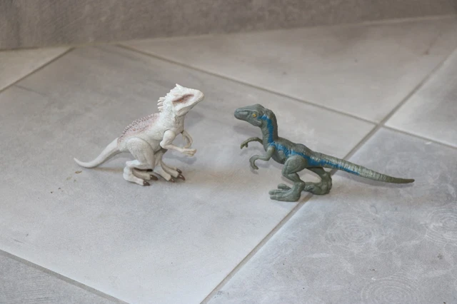 DINOSAURI INDOMINUS REX e Velociraptor Blue 6" Dinosauro Jurassic World ...