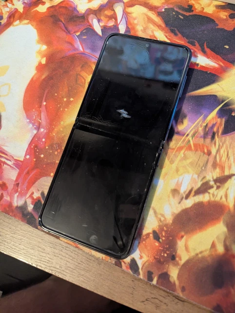 WORKING SAMSUNG GALAXY Z Flip 4 Black Cracked Screen. Selling spares Or ...