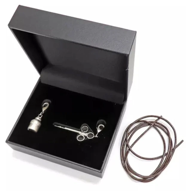 ATTACK ON TITAN Injection para convertirse en un Titan Metal Charm EUR ...