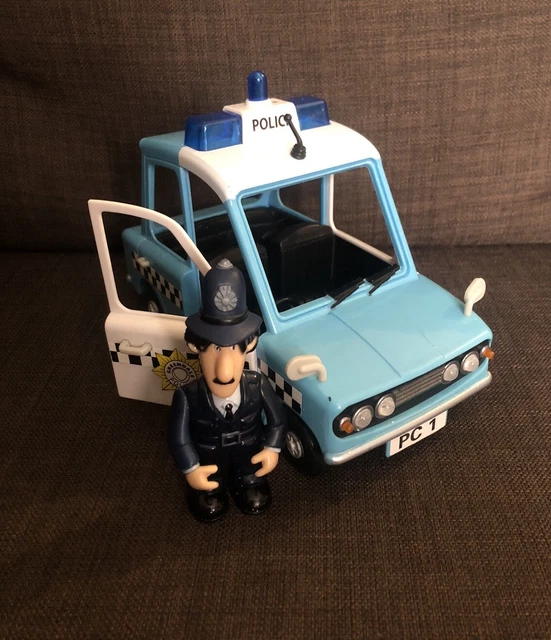 POSTMAN PAT PC 1 Police Car Toy & Pc Selby Figure £10.00 - PicClick UK