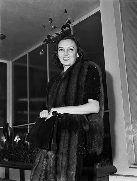 ACTRESS ANDREA LEEDS Poses As She Attends An Event In La 1940S Old ...