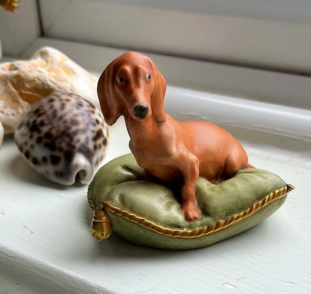 CAPODIMONTE BASSOTTO CANE Su Cuscino Figurina Scolpita Dal Cappuccio Di ...