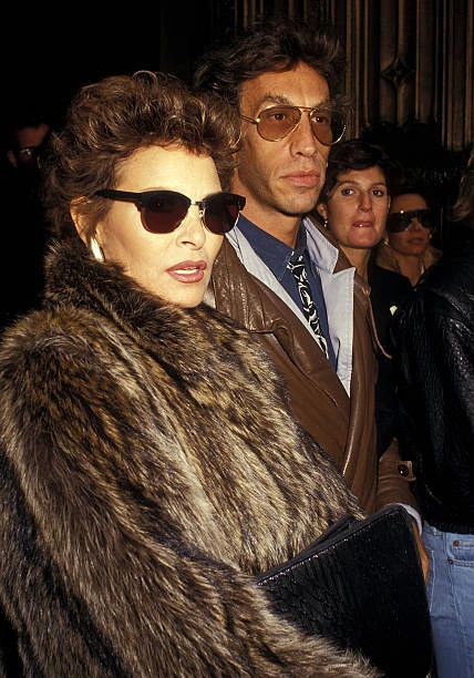 ACTRESS RAQUEL WELCH and husband Andre Weinfeld 1987 OLD PHOTO 8 EUR 6 ...