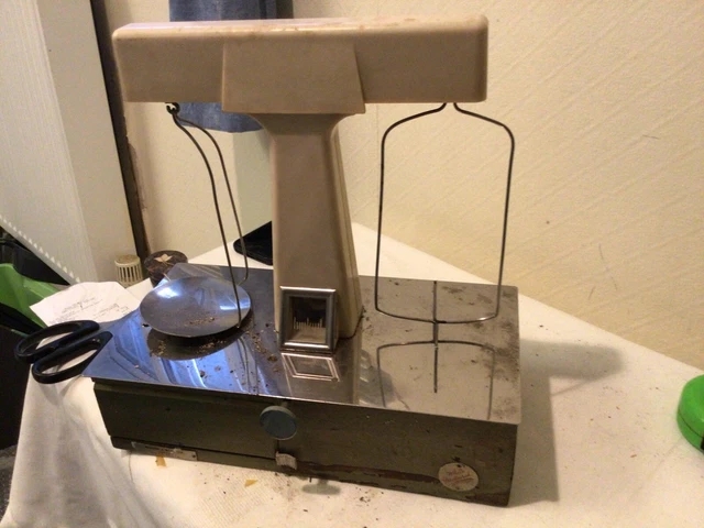 RARE VINTAGE DISPENSING scales The White Monarch balance good condition ...