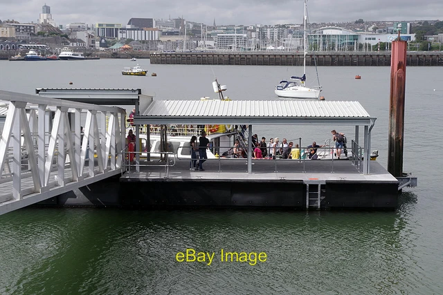 PHOTO 12X8 MOUNT Batten Ferry Terminal Passengers alight at Mount ...