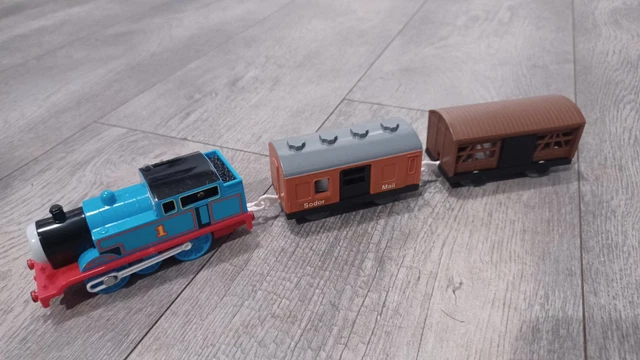THOMAS TRACKMASTER THOMAS train with Mail & Cattle Trucks. Old style ...