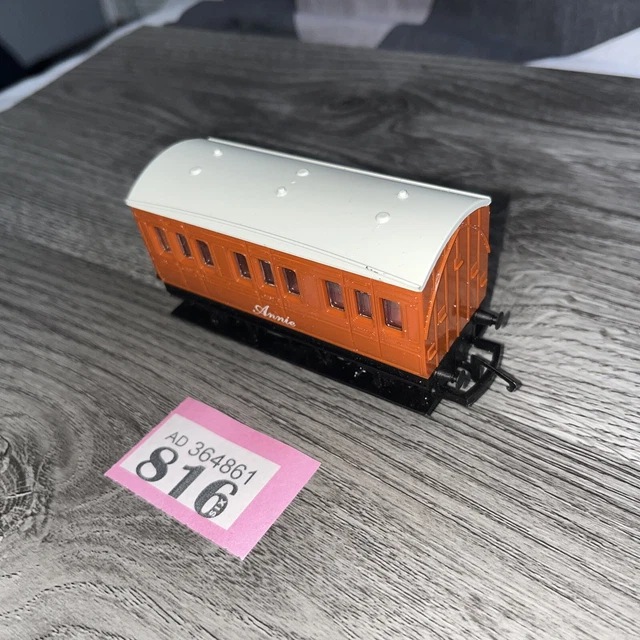 HORNBY THOMAS AND Friends R110 Annie Coach Thomas the Tank Engine £9.99 ...