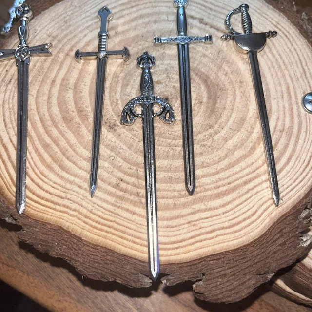 DOLLS HOUSE - MEDIEVAL METAL SWORDS - 1/12TH SCALE Set of 5 £8.07 ...