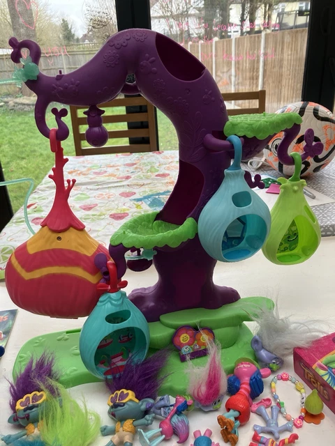 DREAMWORKS TROLLS BUNDLE Including Pod’ular Treehouse, Hot Air Ballon ...