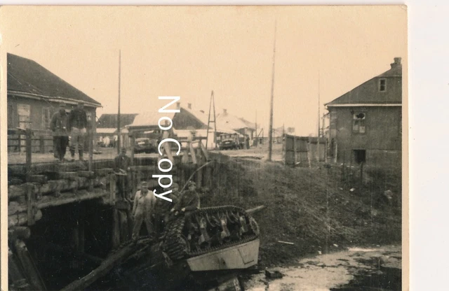 FOTO ABGERUTSCHTER PANZER in Kowel Kettenfahrzeug Brücke WK2 x274 EUR ...