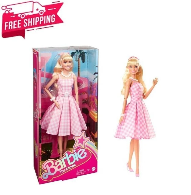 BARBIE, LA POUPÉE du film, Margot Robbie portant une robe à carreaux vichy... EUR 125,69 ...