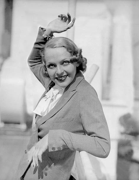 ACTRESS SALLY BLANE arriving from England aboard the S S Berengari ...
