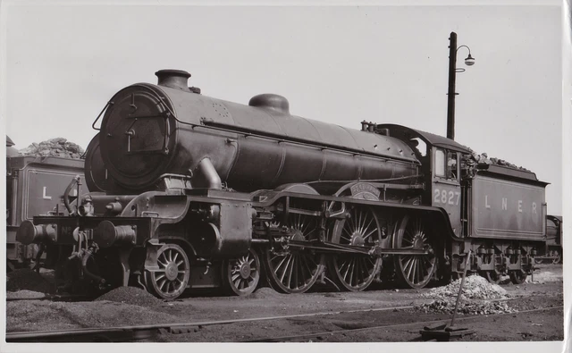 LNER GRESLEY CLASS B17 4-6-0 No.2827 'ASKE HALL' AT PARKESTON SHED. £1. ...