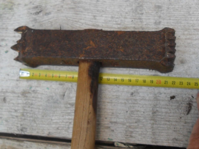 OUTIL ANCIEN , belle boucharde de tailleur de pierre , marteau pic ...