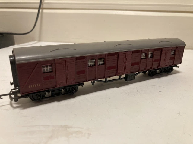 TRI-ANG R226 B.R BOGIE UTILITY/LUGGAGE COACH, S2357S , MAROON One hook ...