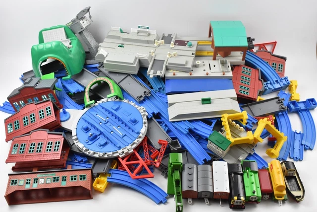 TOMY TRACKMASTER THOMAS The Tank Engine Train Set with Trains ...