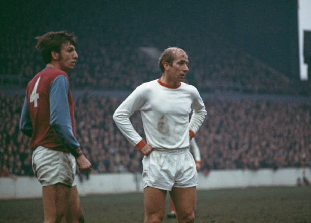 ENGLISH FOOTBALLER BOBBY Charlton of Manchester United during a ma- Old ...