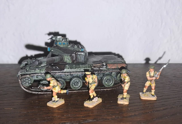AMX PANZER GEBAUT & bemalt mit vier Figuren aus Airfix Modellbausätzen ...