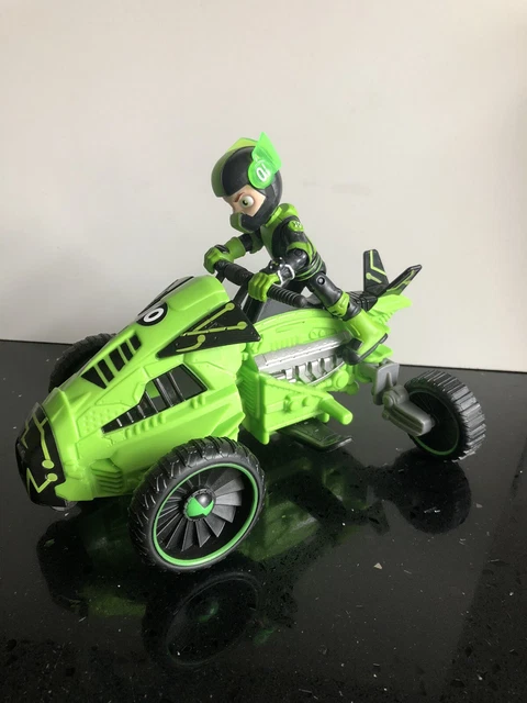 BEN 10 TRANSFORMING Omni-Cycle And Ben Figure - Playmates £6.99 ...