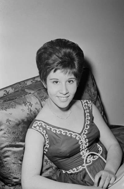 FOURTEEN YEAR OLD Chart Topping Pop Singer Helen Shapiro Posed 1960s ...