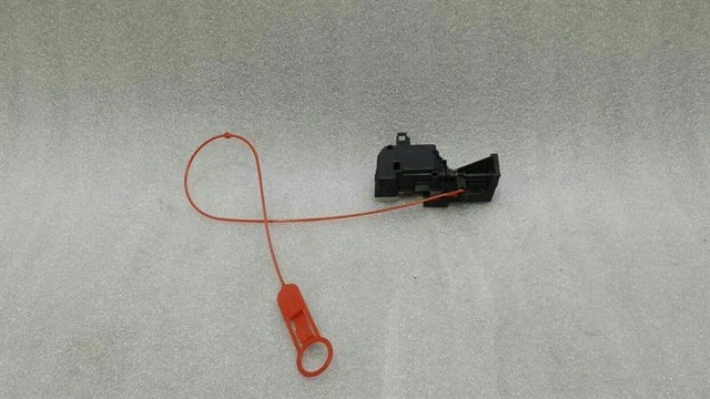 MERCEDES CLS W218 Fuel Cap Actuator A2048200072 Stellmotor Tankklappe ...