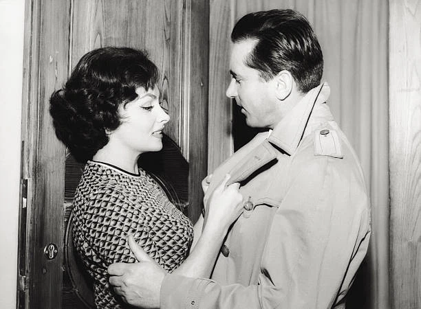 GINA LOLLOBRIGIDA EMBRACING her husband Milko Skofic 1958 OLD PHOTO EUR ...
