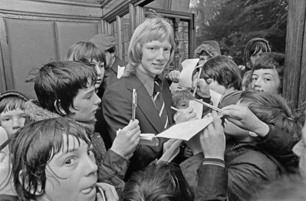 MICKY HORSWILL OF Sunderland signs autographs for fans OLD PHOTO EUR 6 ...