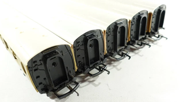 TRIANG HORNBY 5 x LNER PASSENGER COACHES £9.99 - PicClick UK