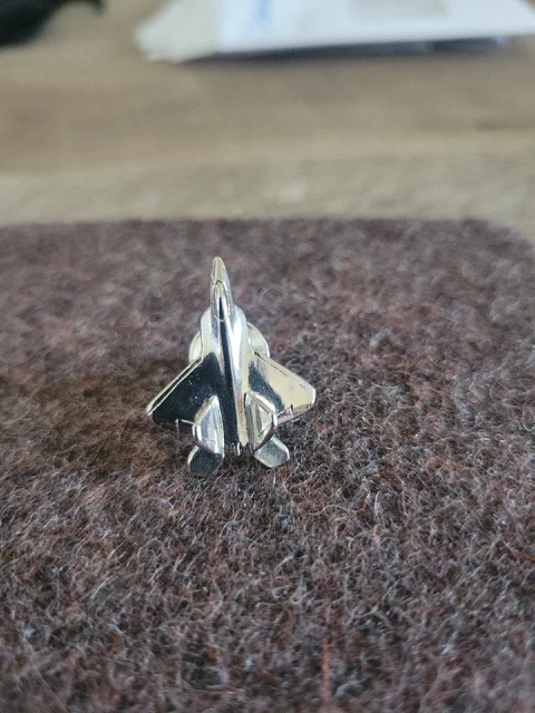 LOCKHEED MARTIN F-22 Raptor Fighter Jet Pin Silver Airplane £14.44 ...