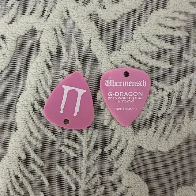 G-DRAGON 2025 WORLD Tour Pick 2 £103.88 - PicClick UK