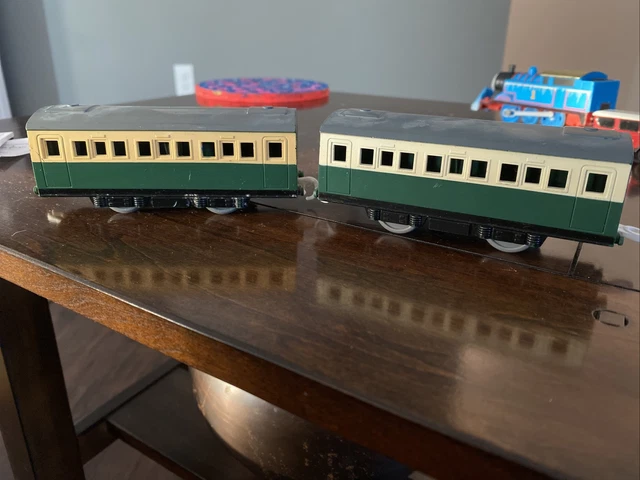 2 TOMY TRACKMASTER Thomas & Friends Gordon's Green Express Passenger ...