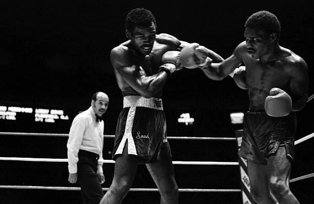 MATTHEW SAAD MUHAMMAD Lands A Punch Against Larry Davis Old Boxing ...