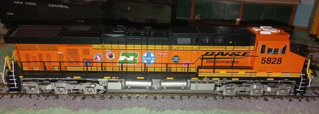HO SCALETRAINS RIVET Counter BNSF #5828 25th Annvy DCC avec Loksound ...